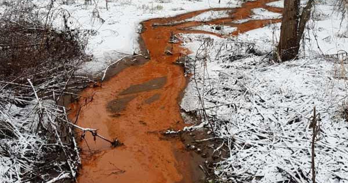 Ojan oranssi väri on useimmiten vaaraton luonnonilmiö | Helsingin kaupunki
